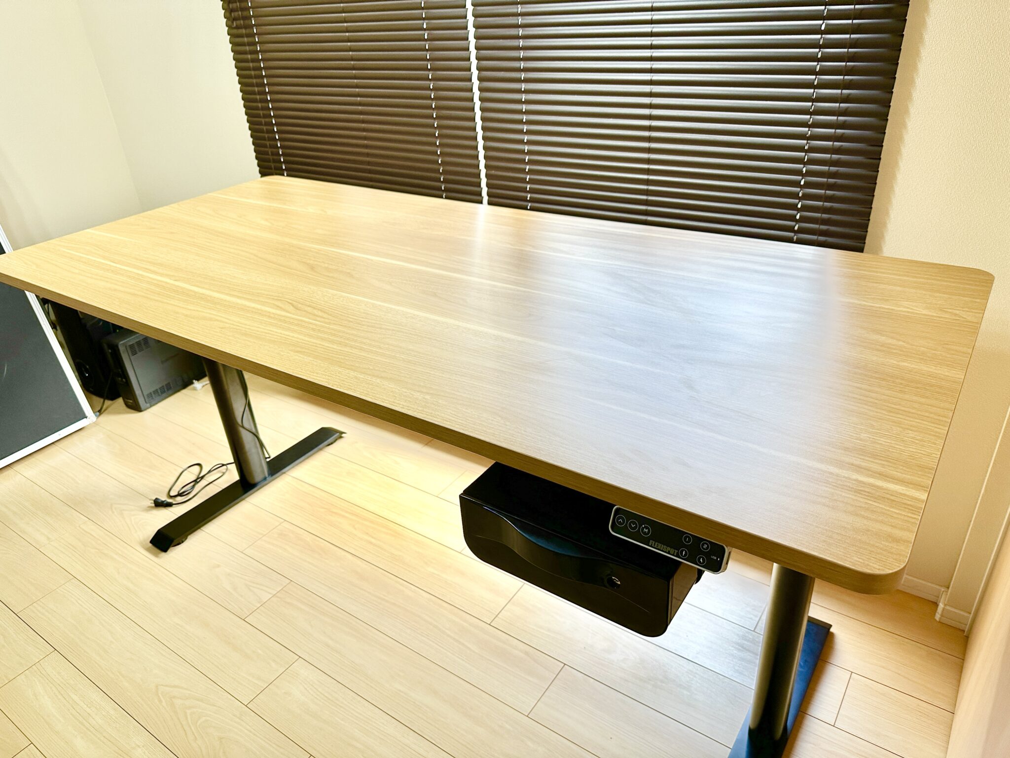 【FlexiSpot E8 レビュー】モニター3台置ける電動昇降式デスク | motifyublog