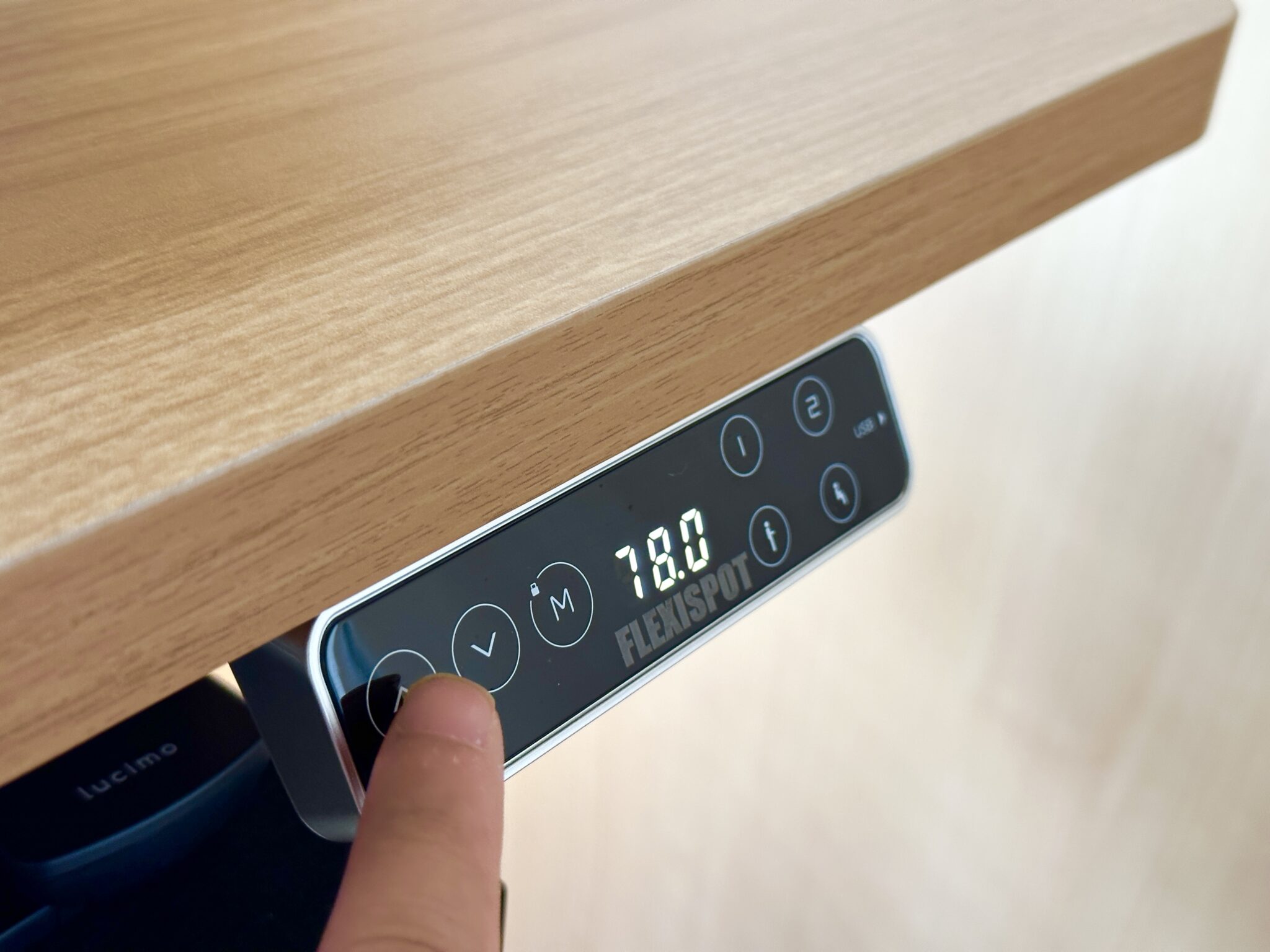 【FlexiSpot E8 レビュー】モニター3台置ける電動昇降式デスク | motifyublog