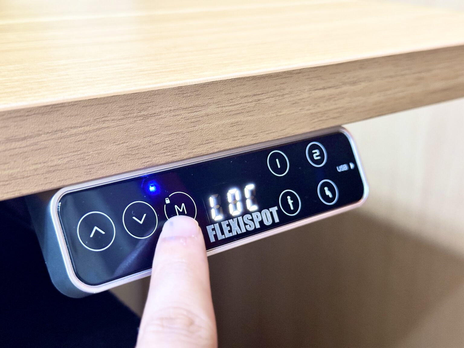 【FlexiSpot E8 レビュー】モニター3台置ける電動昇降式デスク | motifyublog